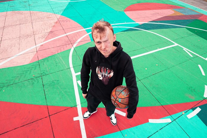 KIJK. Joeri uit Heule overleefde miraculeus dodehoekongeval en lanceert rapsong met videoclip ...