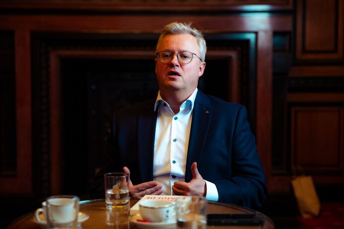 Carl Devos over ‘geheime’ politieke akkoorden op briefjes, Atoma ...