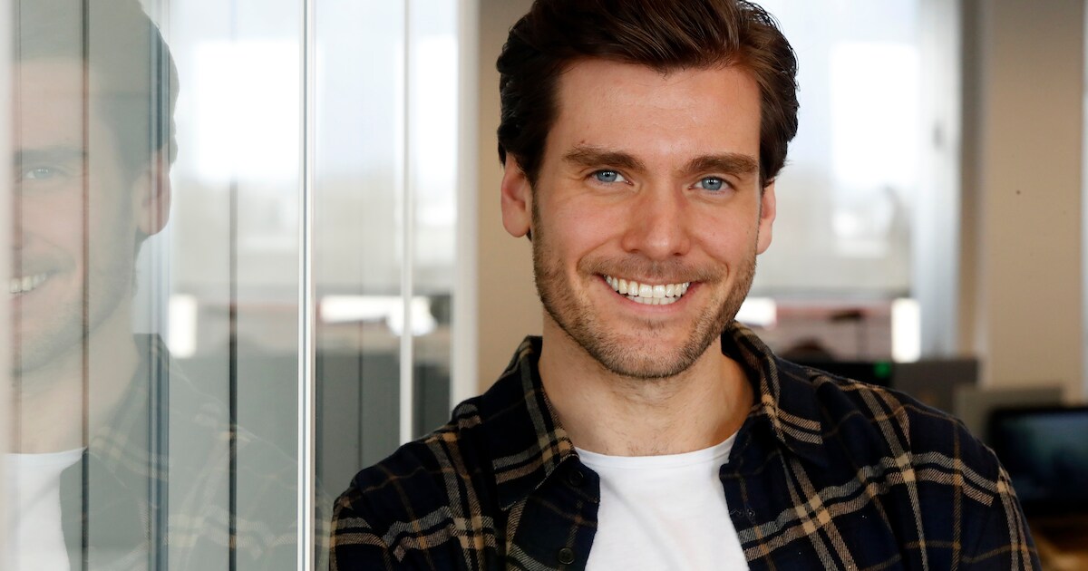 ‘First Dates’-barman Bram stelt zijn huwelijksfeest in Spanje uit | TV ...
