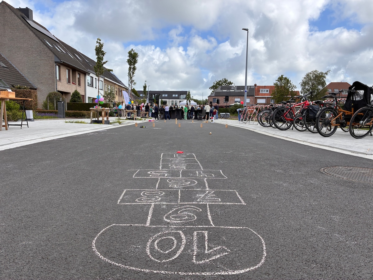 Na een jaar werken is straat Van Leeg tot Zand in Sint-Andries weer ...