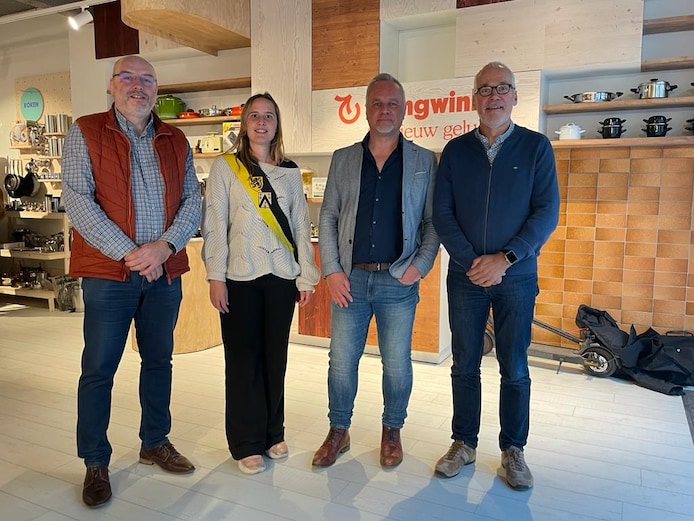 Kringwinkel Kust pakt uit met nieuwe winkel in de Torhoutsesteenweg ...