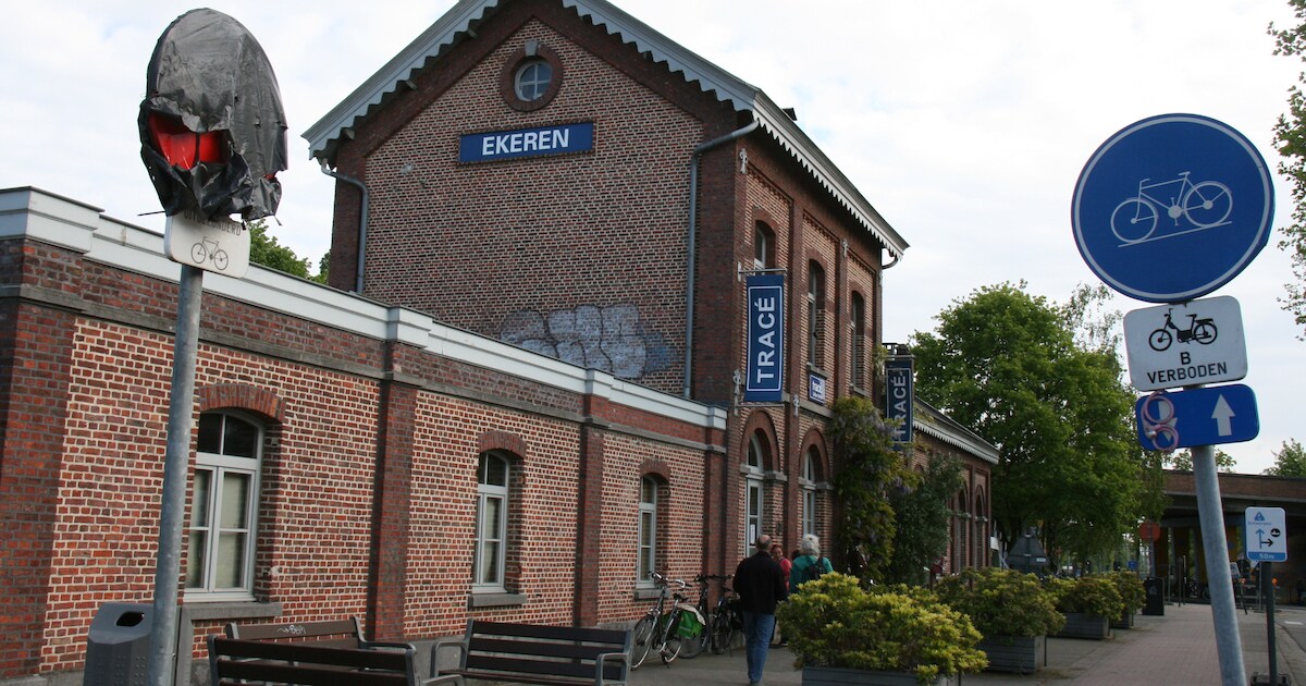 Kunstcollectief Tracé staat op straat na verkoop Ekers stationsgebouw ...