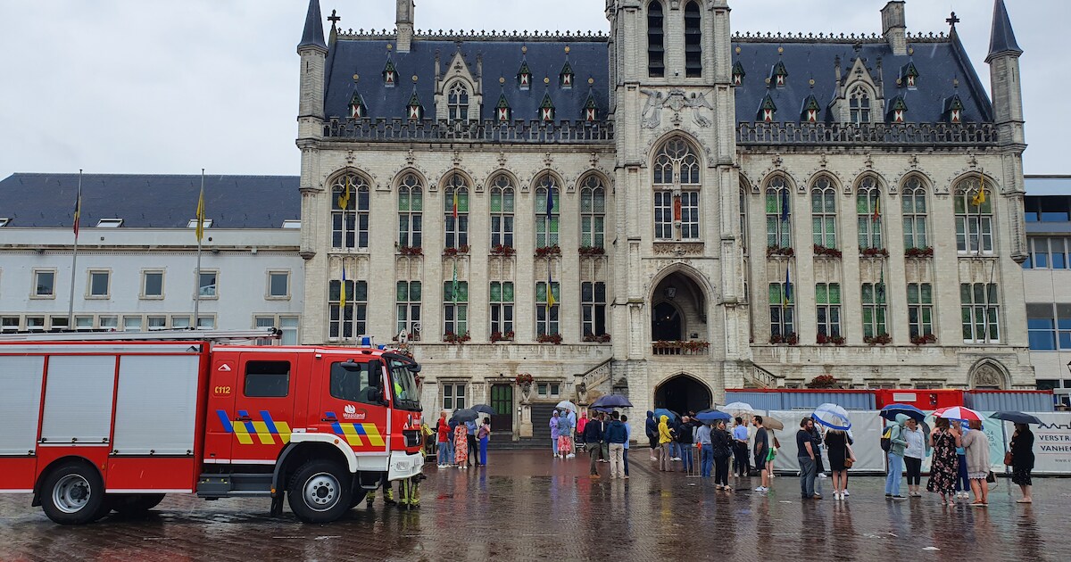 Stadhuis al voor derde keer ontruimd na loos brandalarm: “Er werd ...