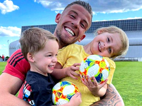 Toby Alderweireld toont zachte kant als vader: “Ik heb jaren niet ...