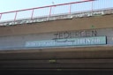 Vandalen passen Dilbeekse slagzin aan op viaduct E19: “Geen idee hoe ...