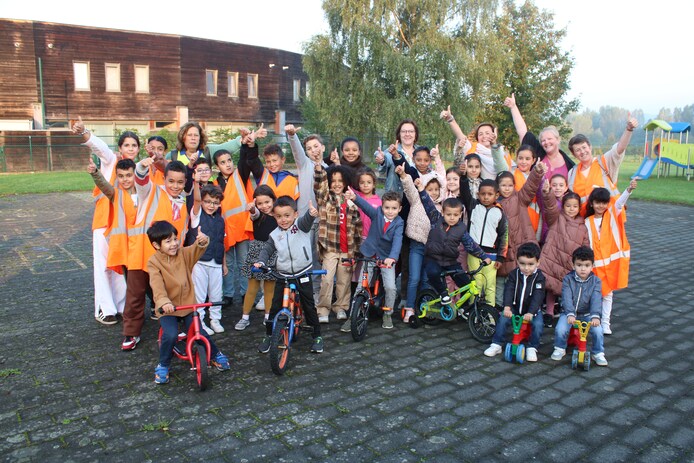 Kinderen van de Decrolyscholen gingen fietsend en stappend naar de klas ...