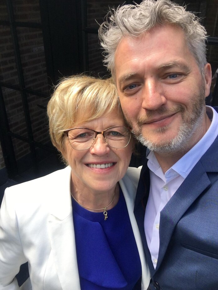 Kürt Rogiers nam nieuw programma op terwijl zijn mama ernstig ziek was ...