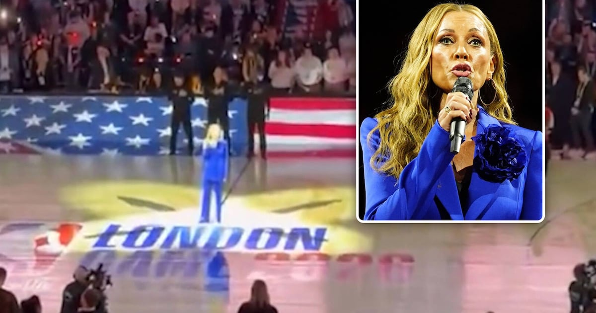 KIJK. Toeschouwer roept “Blijf van Groenland af!” tijdens Amerikaans ...