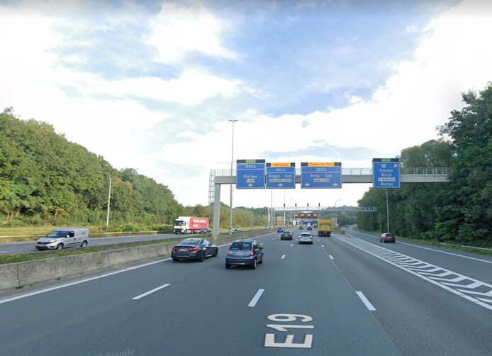 Uitvoegstrook versperd op E19 richting Antwerpen ter hoogte van Wilrijk ...
