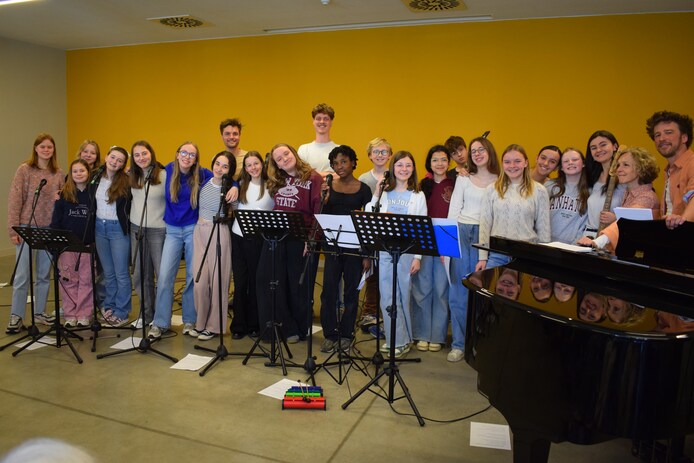 Leerlingen OLV Instituut bezorgen bewoners WZC Orelia Ter Beuken ...