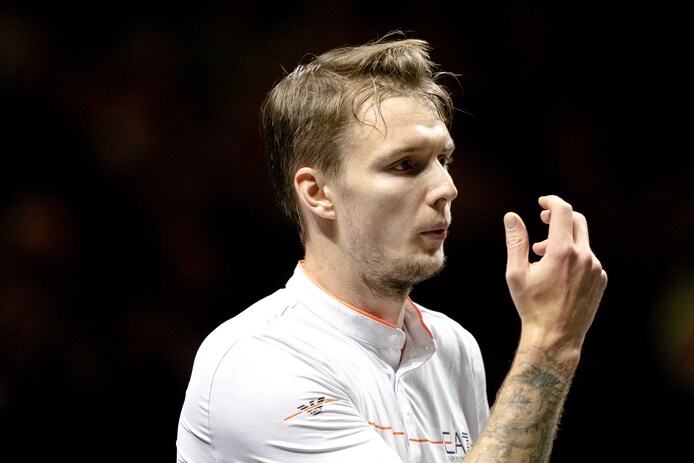 Tennisser met kort lontje die de wereld rondging slaat weer toe: “Dit ...