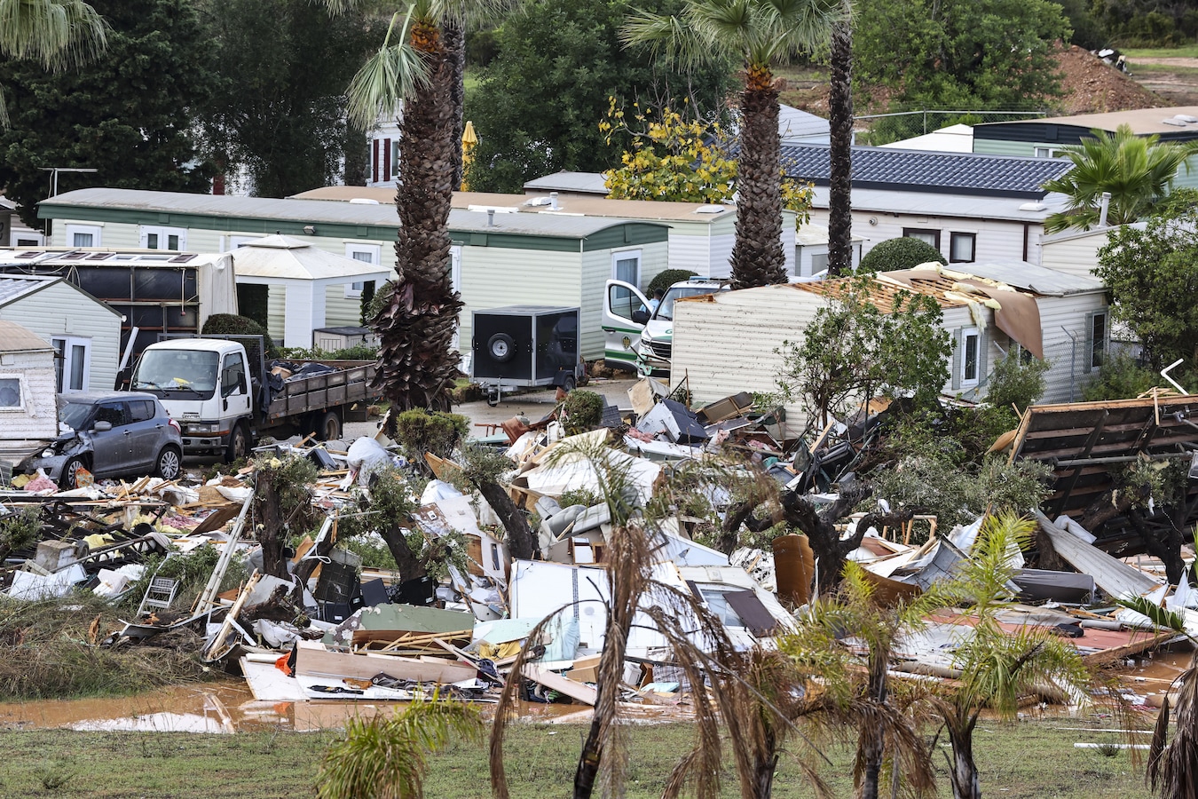 Beelden tonen mogelijke tornado in Portugese badplaats: ravage op ...