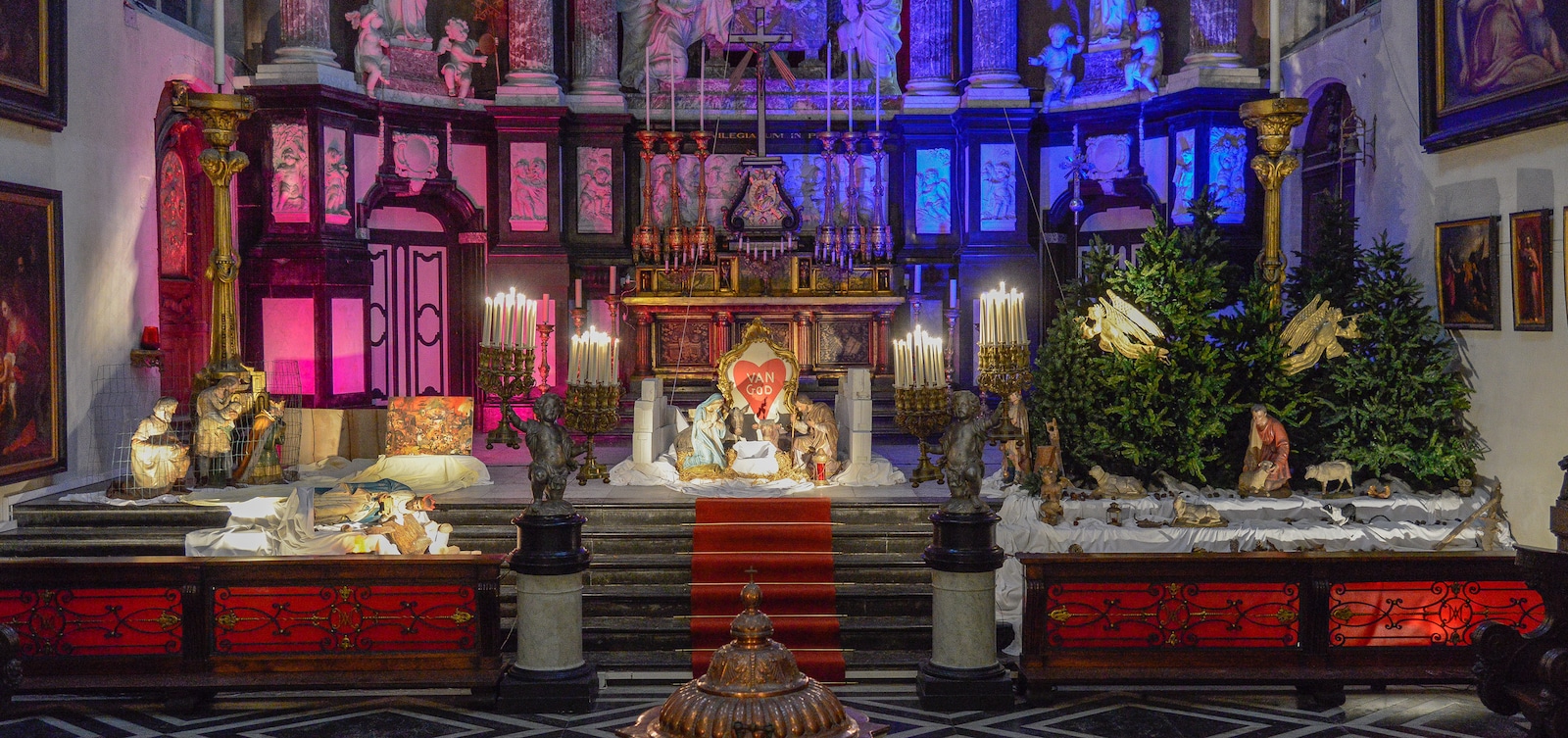 Kerststal in Antwerpse kerk brandend actueel: “Ze kleurt bloedrood ...