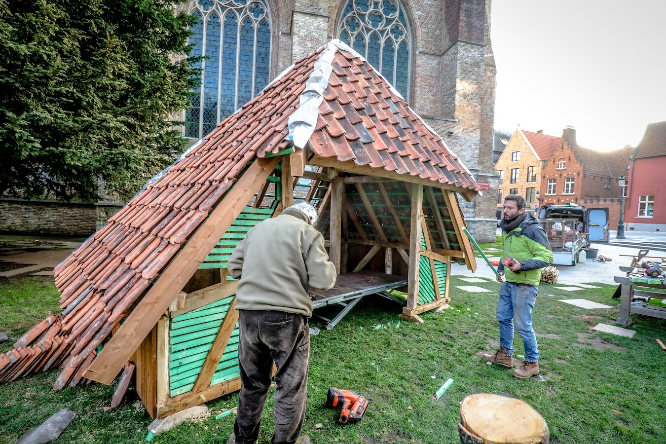 Geen Brusselse discussie in Brugge waar kerststal traditionele beelden ...
