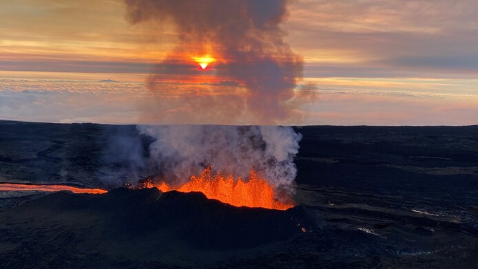 KIJK LIVE. Grootste actieve vulkaan ter wereld blijft lava spuwen ...