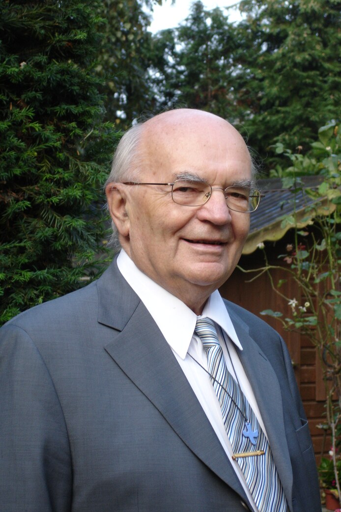 Priester Robert Willaert (93), ooit oprichter van volleybalclub Rembert ...