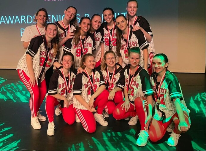 Dance Planet blaast 30 kaarsjes uit met grootse show: “Bij ons mag iedereen dansen” | Erpe-Mere ...