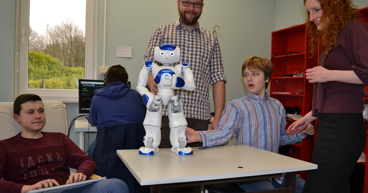 Leerlingen programmeren robot tot 'leerkracht' | Diest | HLN.be