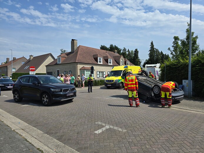 Auto belandt op zijn dak na botsing in Lokeren | Lokeren | hln.be