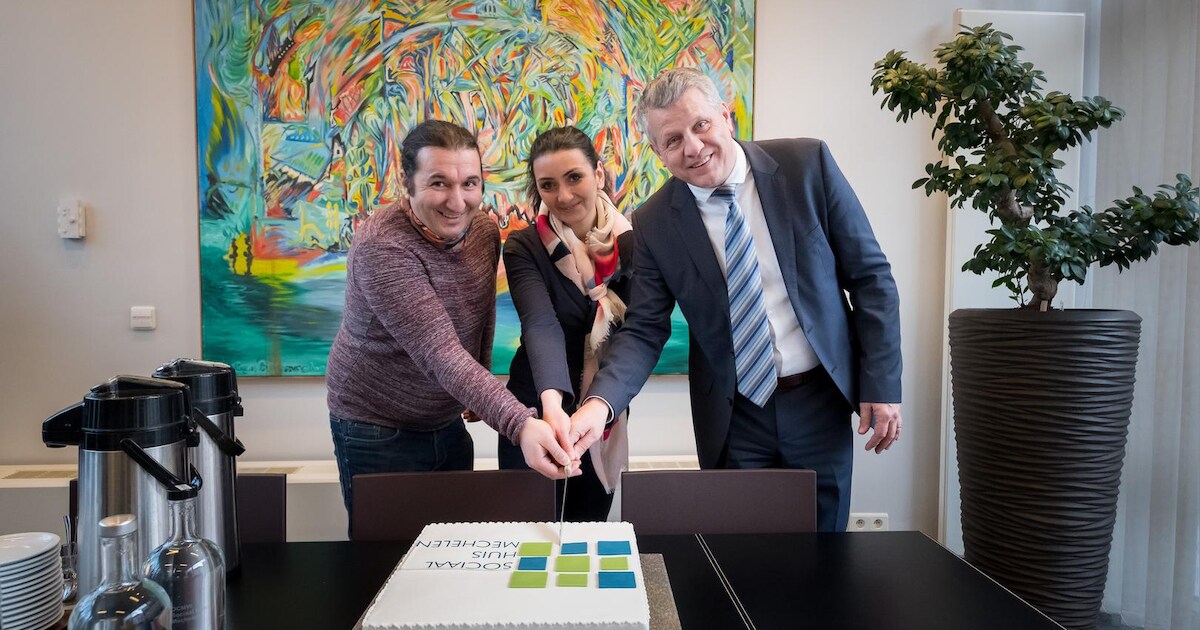 Vluchteling bedankt Sociaal Huis met taart | Mechelen | hln.be