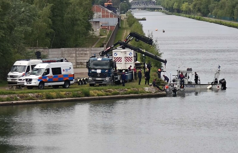 Civiele Bescherming vist Umicore-vaten uit kanaal in Olen | Regio | HLN.be