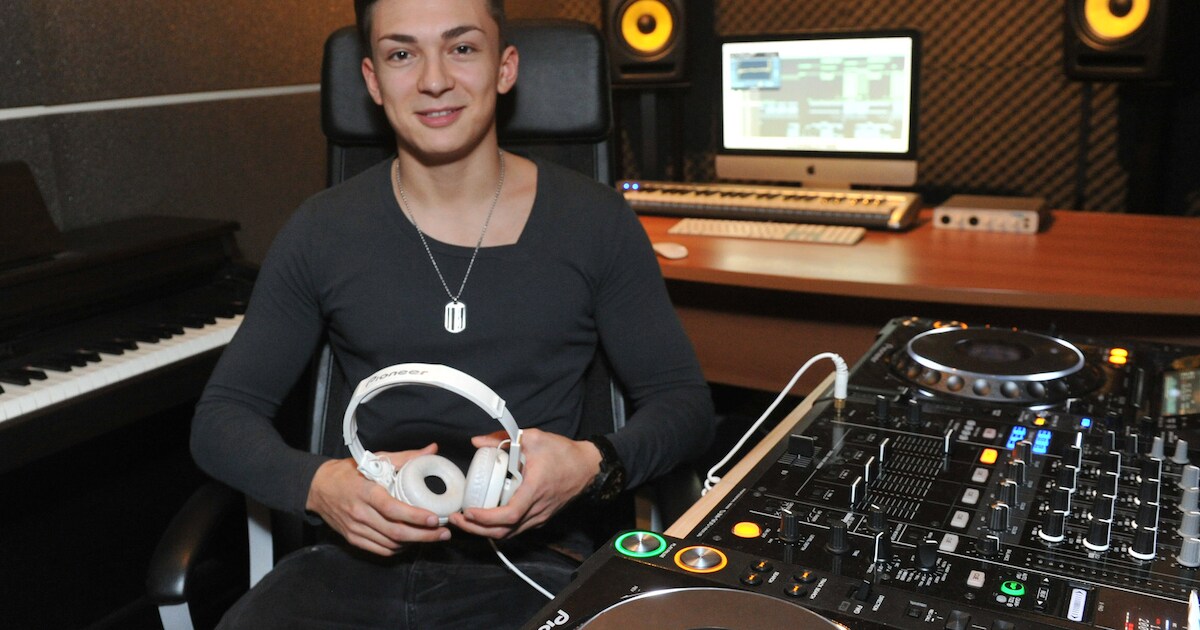 Simon (19) tekent eerste platencontract | Regio | HLN.be