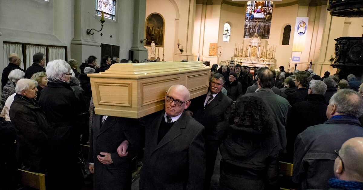 Volle kerk neemt afscheid van 'Lucienne van Prins Albert' | Lint | HLN.be