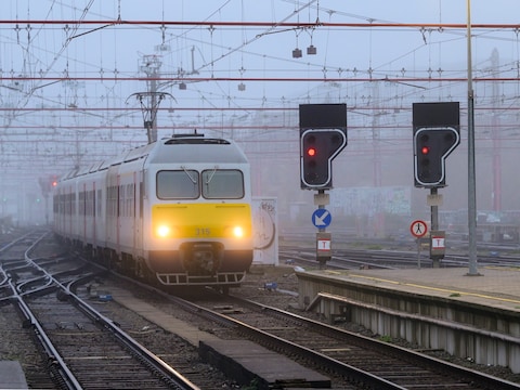 50-tal passagiers zitten urenlang vast op defecte trein tussen Berchem ...