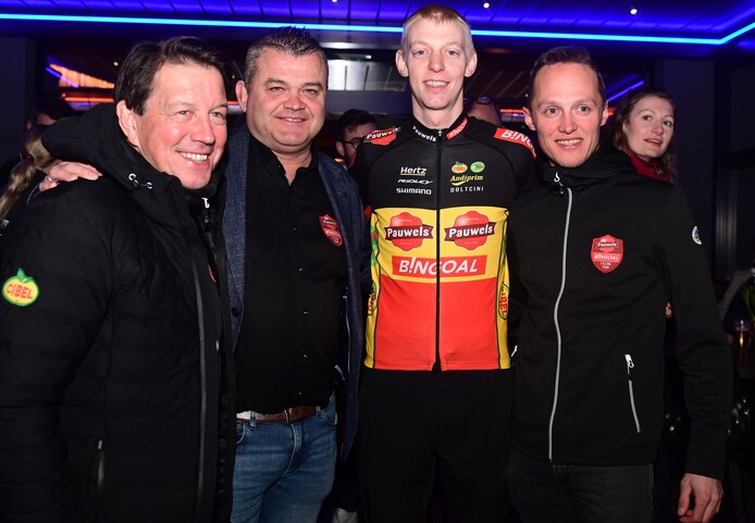 Kersvers Belgisch kampioen veldrijden Michael Vanthourenhout geeft gratis vat in supporterscafé ...