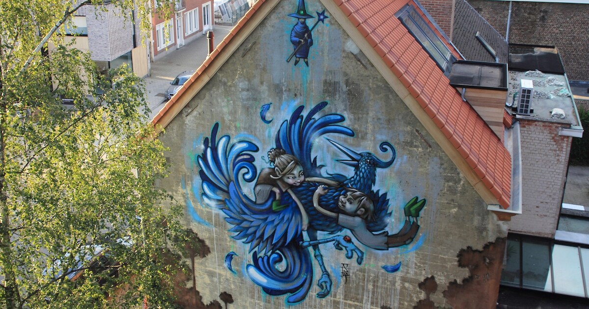 Prachtige muurschildering van blauwe vogel kleurt Zwijnaarde ...