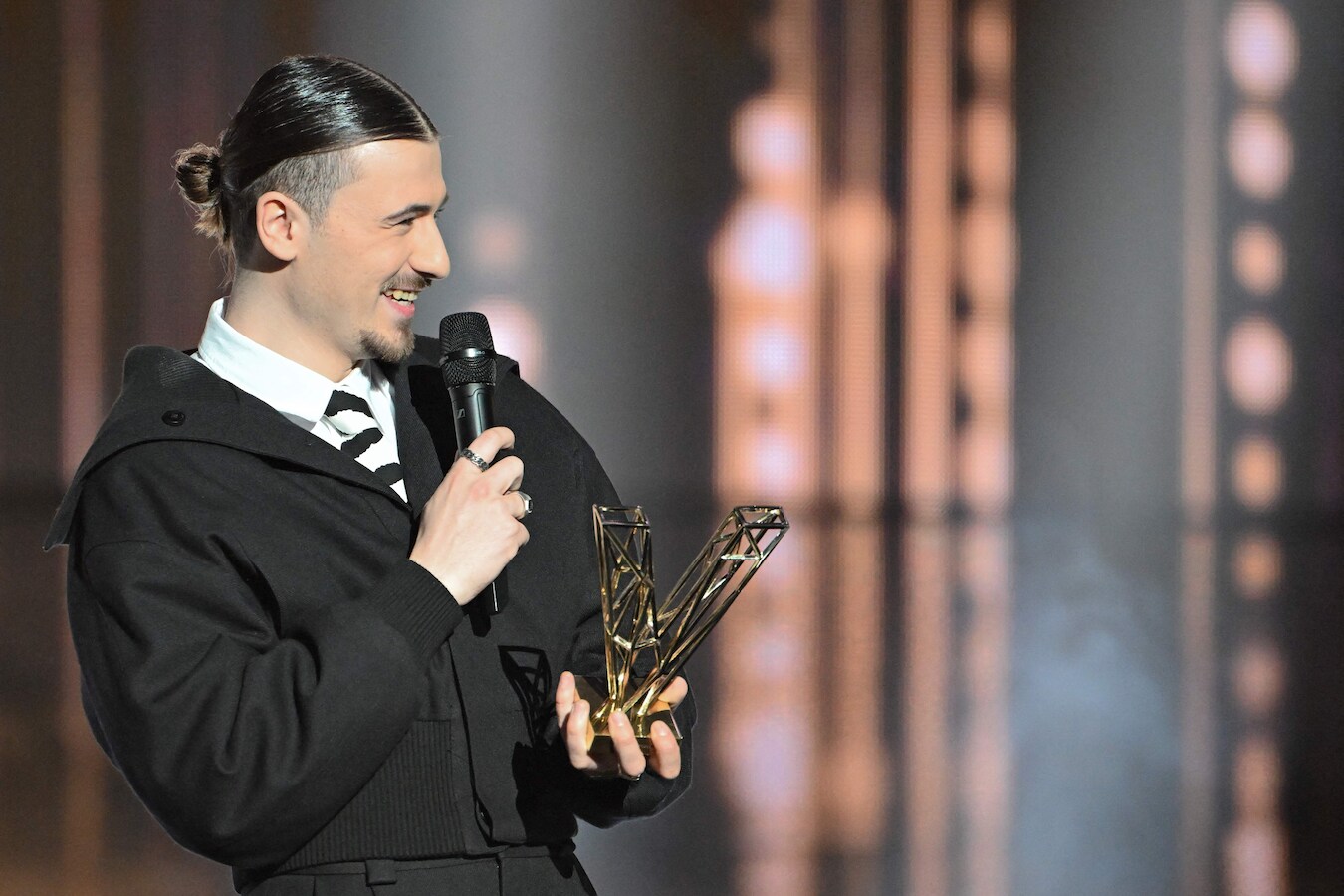 Belgische zeventiger gelooft dat ze een relatie heeft met Franse zanger ...