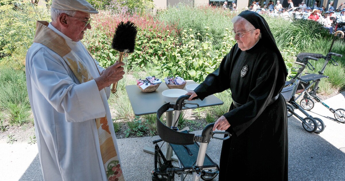 Opvallend: pastoor zegent rollators en rolstoelen in rusthuis in ...