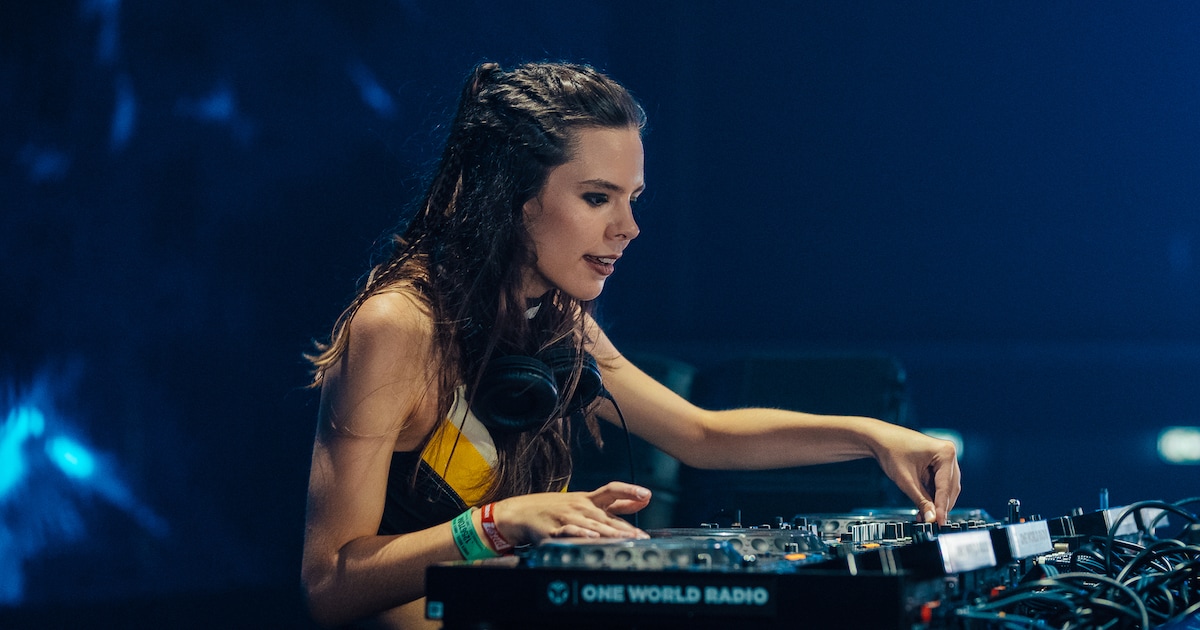 Dj Amber Broos mist haar optreden op Tomorrowland Brazilië: “Ik ben er écht kapot van” | Muziek ...