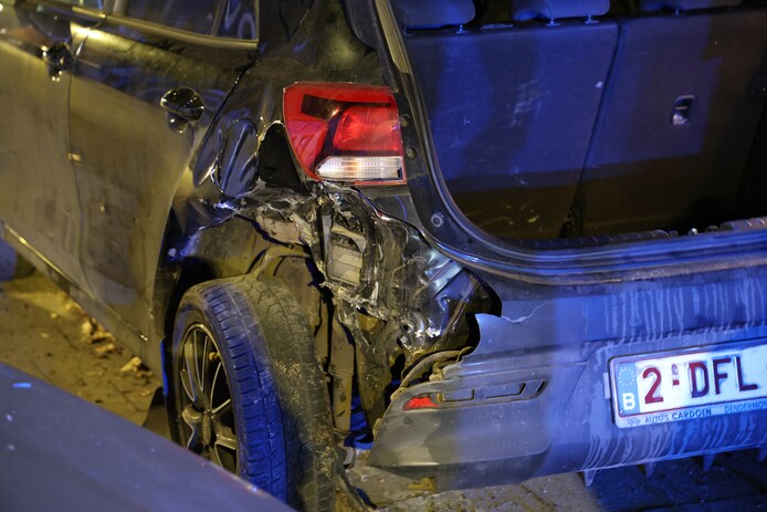Bestuurder onder invloed en zonder rijbewijs knalt tegen geparkeerd ...