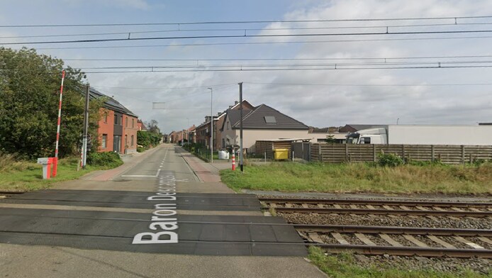 Bestuurder volgt gps blindelings en rijdt zich vast op treinspoor in ...