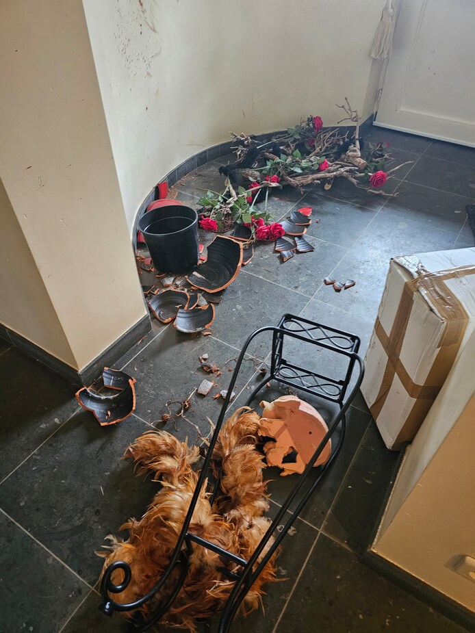 Jan (56) krijgt zware klappen van overvallers, maar kan terugkloppen ...