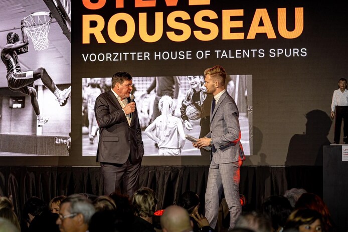 Van gesigneerd shirt van Remco Evenepoel tot diner met Conner Rousseau ...