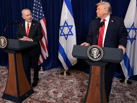 KIJK. Iran vuurt raket af met poster van gewonde Trump en uitdagende ...