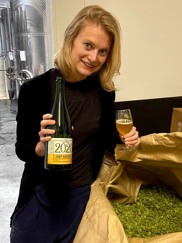 Geen toeristen? Dan houdt Liselot (32) haar bierproeverijen online: “Ik ...