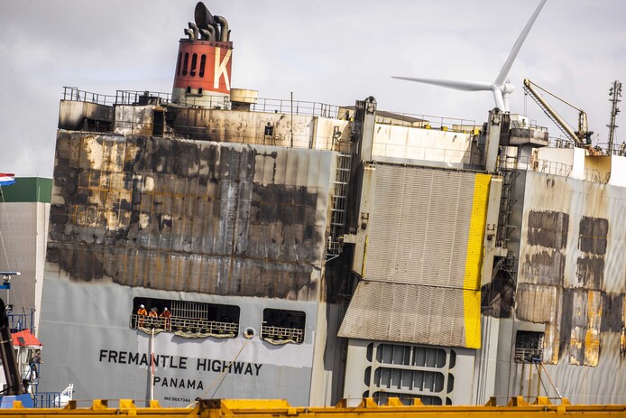 Uitgebrande Fremantle Highway aangemeerd: marinebrandweer houdt ...