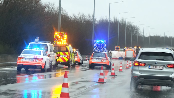 Dodelijk ongeval op E19: Jonge vrouw rijdt in op signalisatiewagen ...