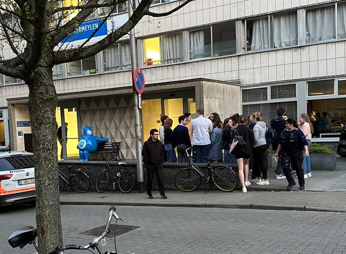 Persoon overleden na val van dak studentenhome in Gent: jongeren zoeken ...