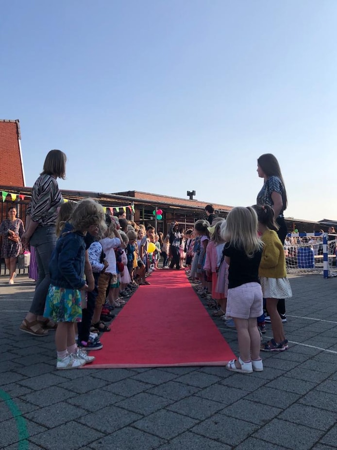 Basisschool Tuimelaar zwaait ‘meester Wim’ uit: “Afscheid met een lach en een traan” | Stekene ...