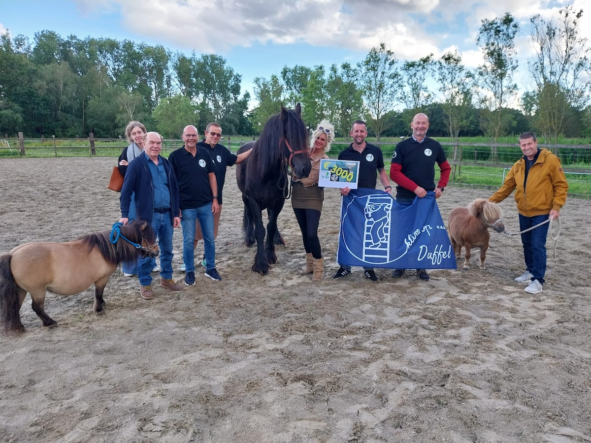 Vzw Klim Op schenkt 3.000 euro aan paardentherapie voor jongeren van ...