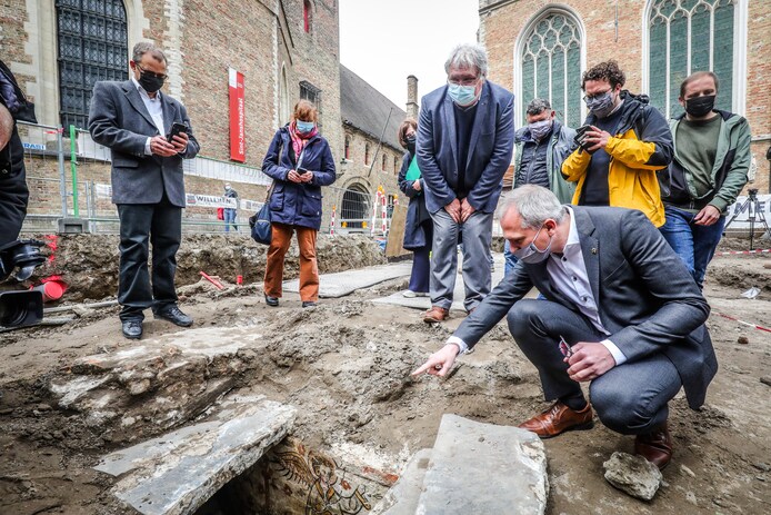 Beschilderde grafkelder uit 14de eeuw ontdekt onder Onze-Lieve-Vrouwekerkhof: “Ook al 45 ...