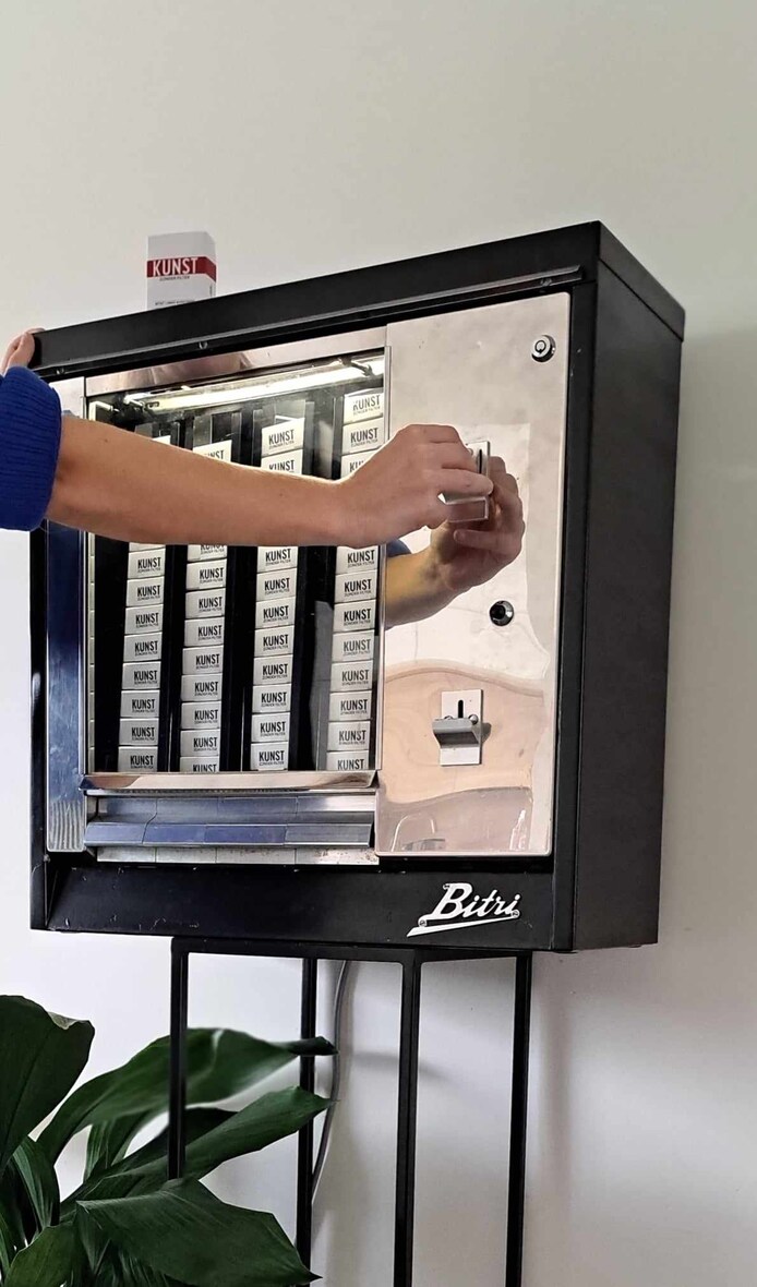 Haal voor 1 euro kunst uit oude condoomautomaat in Gainsbar: “Heel leuk ...