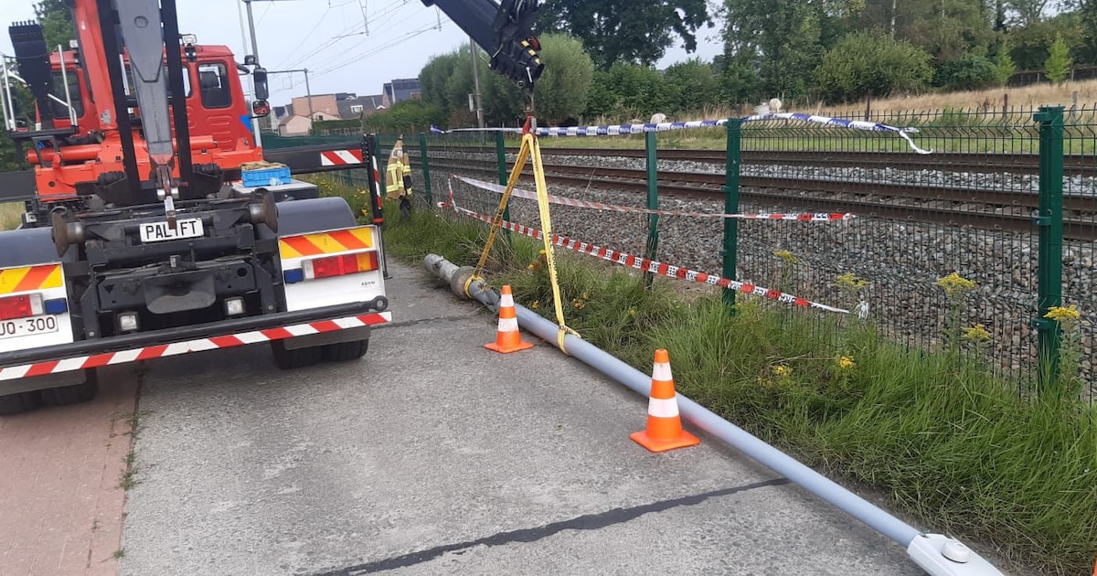 Tractor raakt verlichtingspaal naast spoorweg | Wichelen | HLN.be