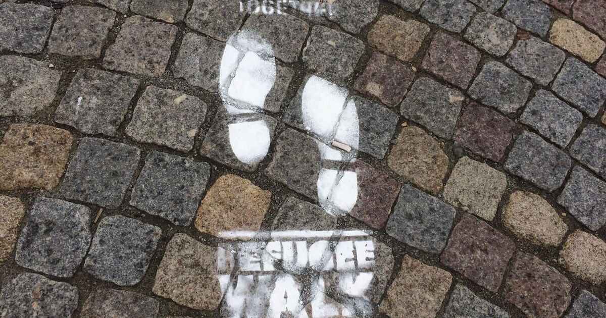 Jongeren houden guerrilla-actie voor Refugee Walk | Regio | HLN.be