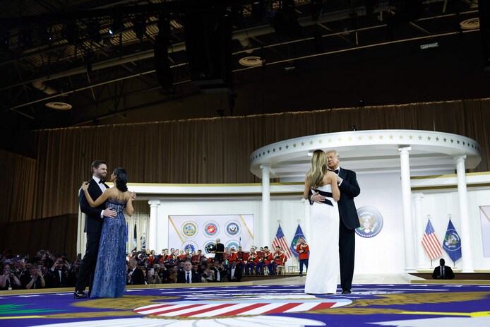 IN BEELD. Trump en first lady Melania dansen op inauguratieballs ...
