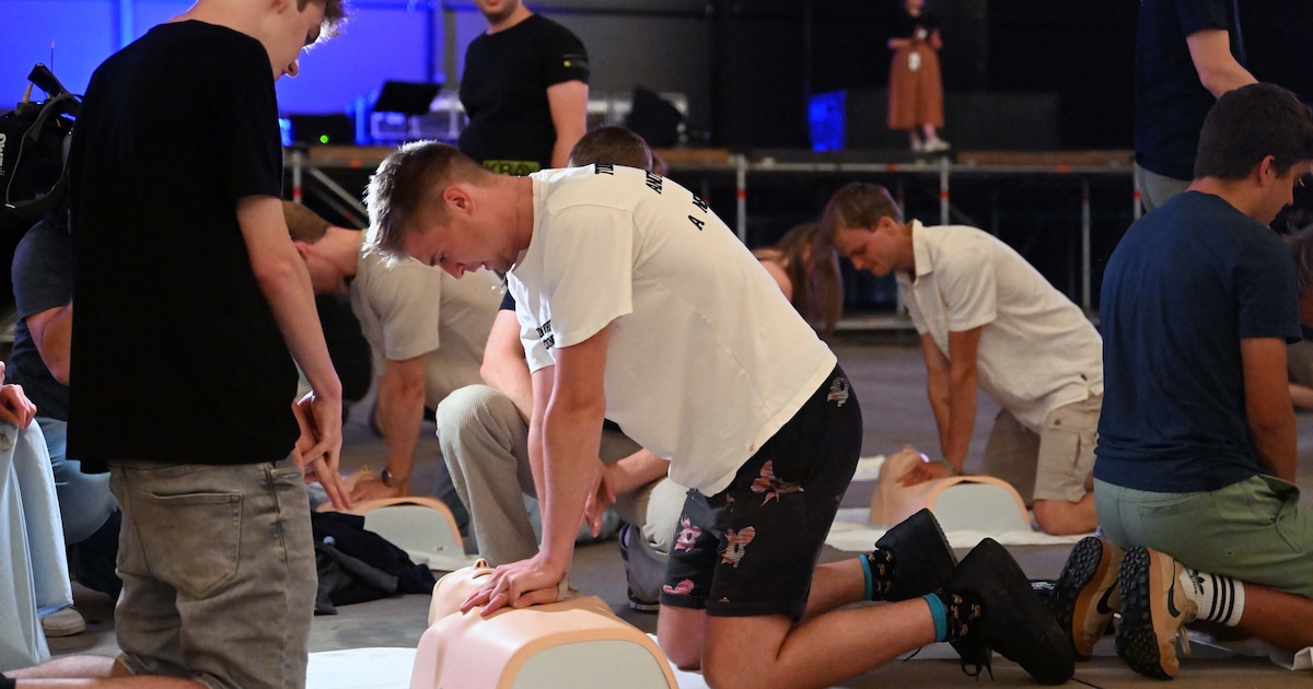 500 vrijwilligers en buurtbewoners volgen reanimatietraining in The ...